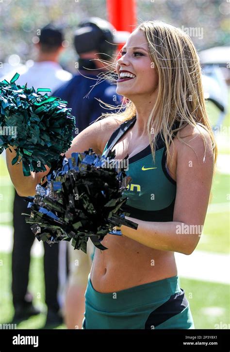 Sept 13 2014 Oregon Ducks Cheerleader During The Game Between