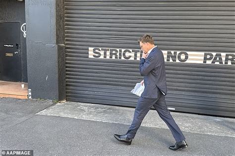 La Actualización Principal Después De Volar El Commonwealth Bank Ejecutivo Highway De 18 Años