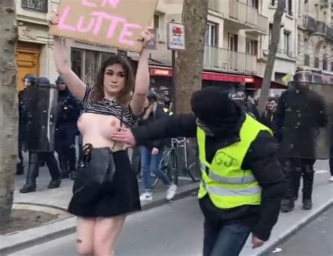 【動画】おっぱい丸出しで街歩いてた巨乳フェミニスト、男におっぱい触られた結果w ポッカキットポッカキット