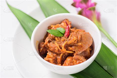 泰国北部食物辛辣的咖喱猪肉与香料混合