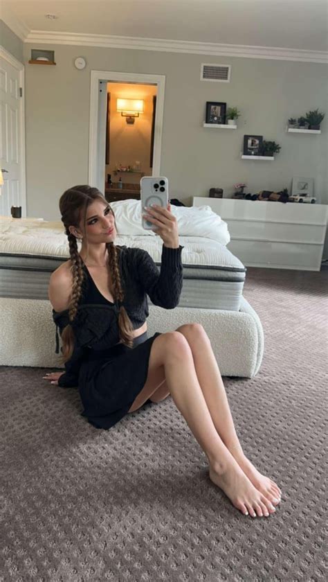Carly Pearce R Celeb Barefoot