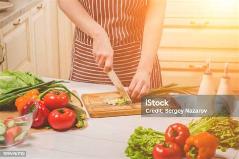 집에서 부엌에서 요리 하는 젊은 여자 여자 녹색 양파와 야채는 칼으로 잘라냅니다 가정 생활에 대한 스톡 사진 및 기타 이미지 가정 생활 가정 주방 가정의 방 Istock
