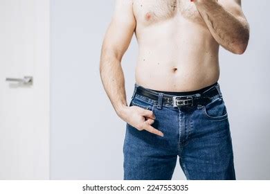 바지에 벌거벗은 몸통을 가진 남자 청바지를 스톡 사진 2247553031 Shutterstock