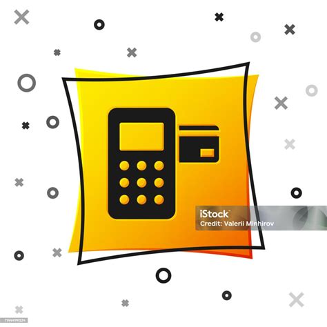 흰색 배경에 고립 된 신용 카드 아이콘이 삽입 된 검은 Pos 터미널 지불 터미널 트랜잭션 노란색 정사각형 단추입니다 벡터