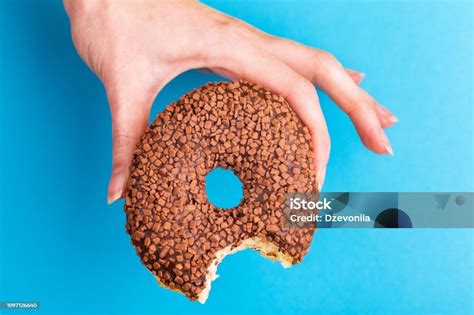 여자의 손에 뿌려 함께 물린된 맛 있는 초콜릿 도넛 밝고 화려한 배경 개념에 대한 스톡 사진 및 기타 이미지 개념 건강에 좋지 않은 음식 녹색 Istock