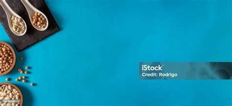 병아리콩과 콩은 도자기 숟가락과 푸른 배경에 슬레이트 표면을 플랫 레이 공간을 복사합니다 0명에 대한 스톡 사진 및 기타 이미지 Istock