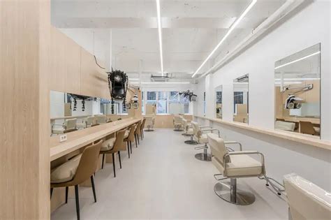 밝은 우드 컬러를 사용해 캐주얼한 분위기 40평 미용실 인테리어 서초구 서초동