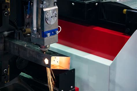 Cnc 프로그램에 의해 사각형 스테인레스 튜브 제어에 새는 섬유 레이저 절단 기 Cnc 장치에 대한 스톡 사진 및 기타 이미지