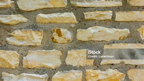 오래 된 돌 벽의 배경입니다 돌 표면의 감촉 옛 유럽 도시에서 벽돌 쌓기 패턴 복고 스타일 갈색에 대한 스톡 사진 및 기타 이미지 Istock