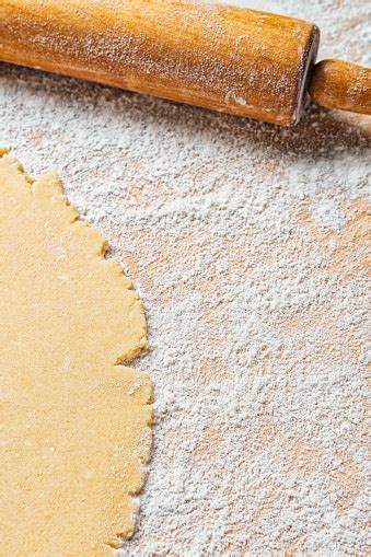 정육점 테이블에 롤링 핀과 밀가루가 있는 쿠키 반죽 클로즈업 0명에 대한 스톡 사진 및 기타 이미지 0명 달콤한 음식 도마 요리 도구 Istock