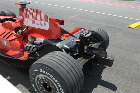 F1 赛车进站时换轮胎的具体过程是怎样的 知乎