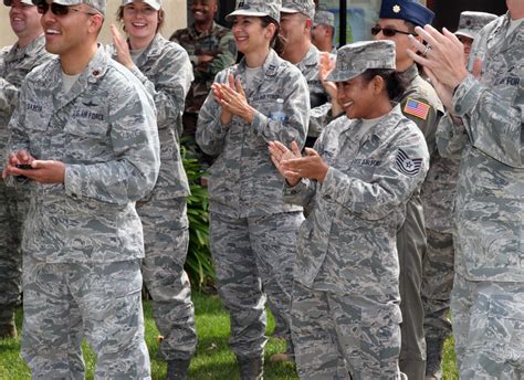 무료 이미지 사람들 병사 육군 직업 박수 행복 365 Travisairforcebase 군대 비행사 트래비스 해병대 직원 보병 정찰 미국인
