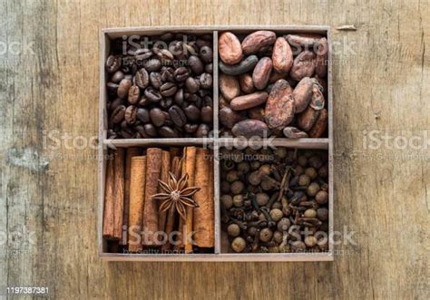 소박한 나무 배경에 빈티지 나무 상자에 정향 커피 콩 코코아 콩 계피 스틱 후추의 혼합 맨 위 보기 생 건강 식품 여러 0명에