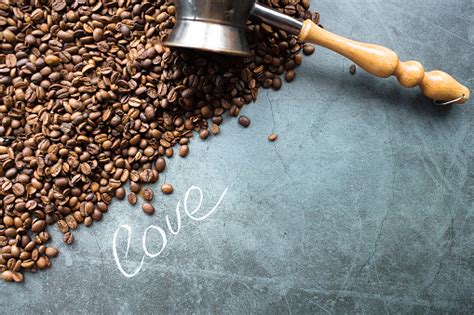 카페와 레스토랑의 메뉴 구리 터크와 테이블 위의 커피 원두 텍스트 공간을 복사합니다 뜨거운 음료와 광고의 개념 0명에 대한 스톡 사진 및 기타 이미지 Istock