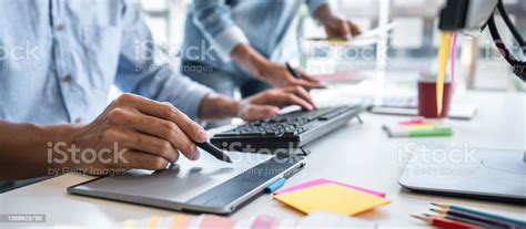 창의적인 프로젝트와 컬러 샘플을 함께 작업하는 젊은 동료 디자이너 색상 견본 샘플 브레인스토밍 계획 파트너십 크리에이티브 그래픽