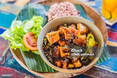 Hidangan Nasi Bali Yang Populer Dengan Berbagai Lauk Pauk Yang Disajikan Bersama Dengan Nasi Dan