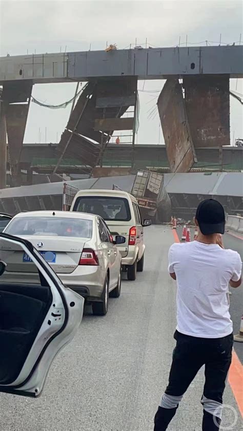 现场曝光！在建高架桥钢箱梁掉落砸中过路货车凤凰网