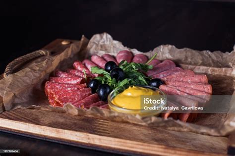 나무 트레이에 허브와 소스로 잘라 소시지 아름다운 서빙 어두운 배경 건강한 식생활에 대한 스톡 사진 및 기타 이미지 건강한 식생활 고기 그릇 Istock