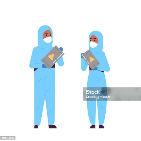 과학자 부부는 위험한 화학 연구 과학 화학 개념 전체 길이와 함께 작업 보호 정장에 경고 기호 아프리카 계 미국인 남자 여자와 배럴을 들고 가공의 인물에 대한 스톡 벡터