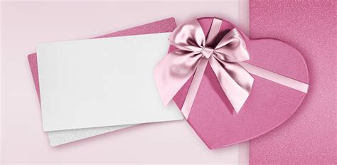 어머니의 날 기프트 카드 핑크 빛 리본 활과 분홍색 빛나는 배경에 고립 된 복사 공간 상단 보기 여성의 날 또는 인사말 카드로 빈 흰색 티켓이있는 하트 모양 상자 0명에