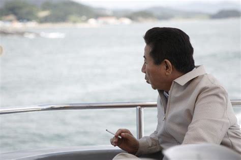 노무현사료관 해군 귀빈정에 앉아 바다를 바라보는 노무현 대통령