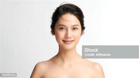 흰색 배경에 깨끗한 신선한 피부를 가진 아름다운 젊은 아시아 여성 얼굴 관리 얼굴 치료 화장품 아름다움과 스파 아시아 여성 초상화 30 34세에 대한 스톡 사진 및 기타