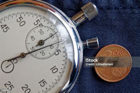 2 유로 센트 및 오래 된 블루 데님 배경사업 배경에 스톱 워치의 명칭으로 유로 동전 가격에 대한 스톡 사진 및 기타 이미지 가격 가계 개념 Istock