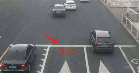 黄灯冲到一半红灯亮了 有驾