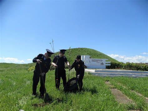 В Керчи сотрудники полиции приняли участие в патриотической акции «Сад Памяти Лента новостей