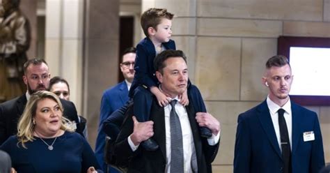 머스크 아들 목말 태워 美 의회 등장 “전기차 보조금 철폐”