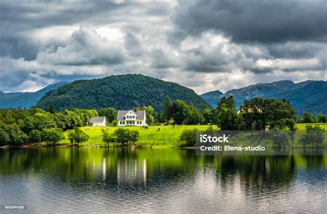 피 요 르 드와 산 놀라운 자연 보기입니다 아름 다운 반사 합니다 위치 스칸디나비아 산 노르웨이 예술 그림입니다 아름다움의 세계입니다 완전 한 자유의 느낌 0명에 대한 스톡
