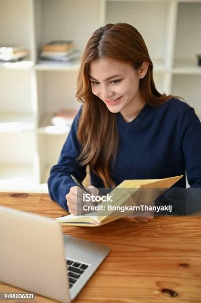 책에 메모를 하고 있는 아름다운 아시아 여대생의 초상화 교과서에 대한 스톡 사진 및 기타 이미지 교과서 여자 한 명의 여자만 Istock