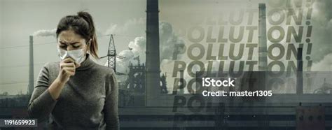 대기 오염에 대한 호흡기 보호 마스크를 착용 백인 여성과 배경에 공장 황혼 감기와 독감에 대한 스톡 사진 및 기타 이미지 감기와 독감 건강관리와 의술 건강한 생활방식