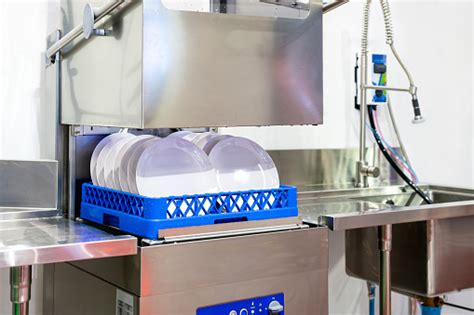 산업용 자동 식기 세척기 기계로 세척 한 후 바구니에 흰색 접시를 닫습니다 레스토랑에 대한 스톡 사진 및 기타 이미지 레스토랑 설거지 식기세척기 Istock
