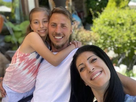 Теодора от Фермата показа красивия мъж до себе си и прекрасната им дъщеря Снимки За Жената