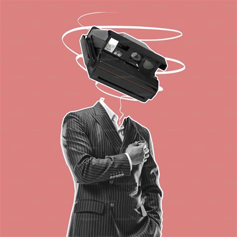 카메라맨 비즈니스 정장을 입은 남성 모델은 대신 빨간색 배경에 고립된 머리를 가지고 있습니다 현대 미술 콜라주 영감 아이디어 도시 잡지 스타일 삶의 밝은 순간을