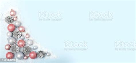 크리스마스와 새해 미니멀 아트 작곡 분홍색과 파란색 크리스마스 공의 배너 파스텔 블루 배경에 실버 소나무 콘 공간을 복사합니다 0명에 대한 스톡 사진 및 기타 이미지