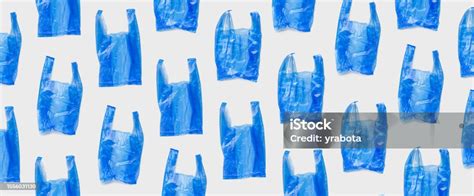 파란색 비닐 봉지 넓은 배너의 평면도 패턴입니다 일회용 폴리에틸렌 패킷 일회용 플라스틱을 줄이기 위한 에코 트렌드 생분해성 포장