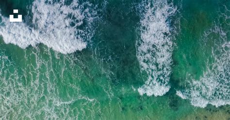 낮 동안 청록색 바닷물이 있는 해변의 갈색 모래 평면도 사진 사진 Unsplash의 무료 바다 이미지