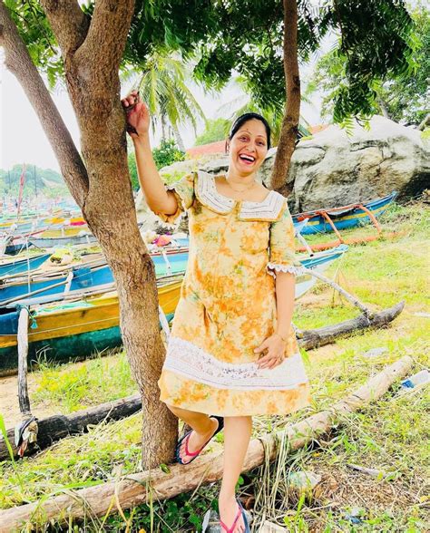 එයා එක්ක එකතු කරගන්න ලස්සන මතක හස්බන්ඩ් එක්ක Bike එකේ නැඟලා උදයන්ති කොහෙද මේ ගිහින්