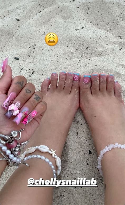𝐏𝐑𝐄𝐓𝐓𝐘𝐁𝐋𝐔𝐍𝐓𝐙 Curve Nail Design Nails And Feet Set Summer Summer