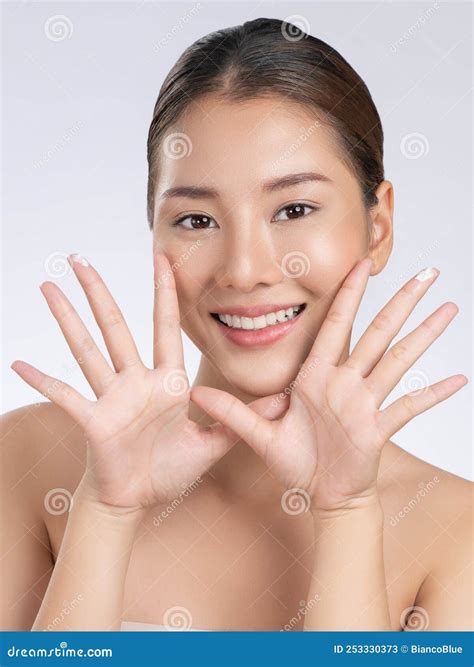 Retrato De Una Jovencita Preciosa Posando Un Gesto De Belleza Con Piel Limpia Y Fresca Imagen