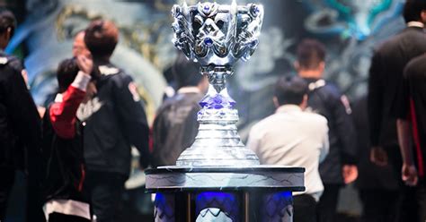 [롤드컵 포토] 새 주인 기다리는 우승컵