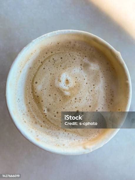 대리석 테이블의 종이 커피 컵에 거품이 많은 음료 커피 라떼 커피 마실 것에 대한 스톡 사진 및 기타 이미지 커피 마실 것