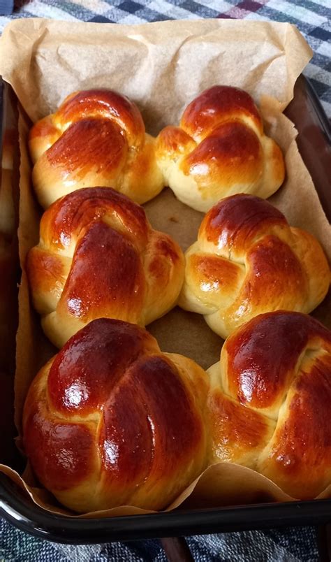 Традиционален велигденски колач со млеко јајца суво грозје со