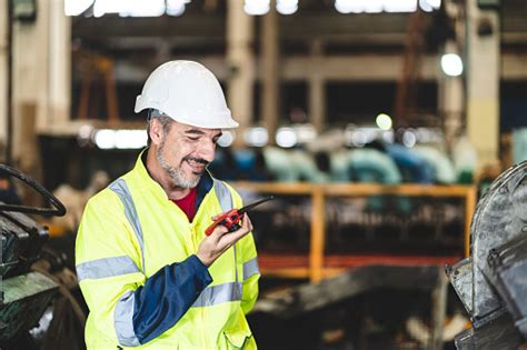 산업 공장의 유지 보수 건설 장비에 종사하는 안전 하드 모자를 가진 전문 기술자 엔지니어 생산 기술의 제조 직업 직업을 가진 검사 남자 50 54세에 대한 스톡 사진 및