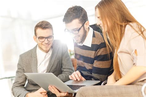 노트북에 노력 하 고 비즈니스 문제에 대해 친절 한 비즈니스 팀 개념에 대한 스톡 사진 및 기타 이미지 개념 경영자 계약서 Istock