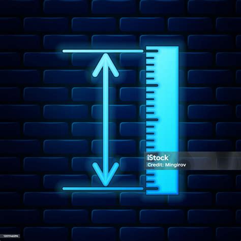 빛나는 네온 벽돌 벽 배경에 격리 된 측정 높이 와 길이 아이콘 눈금자 직선 배율 기호입니다 기하학적 계측기 벡터 일러스트레이션 개념에 대한 스톡 벡터 아트 및 기타 이미지