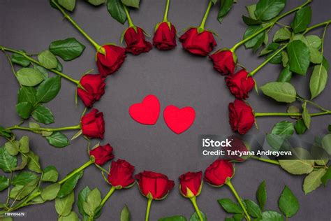 검은 배경에 신선한 장미 꽃으로 만든 둥근 프레임에 두 개의 빨간 하트 현대적인 스타일 창조적 인 구성 사랑 로맨스 발렌타인 데이 개념 플랫 레이 상단 보기 0명에 대한