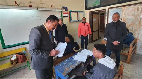 وكيل تعليم الجيزة يتفقد لجنة مدرسة أبو بكر الصديق الرسمية للغات بالشيخ زايد